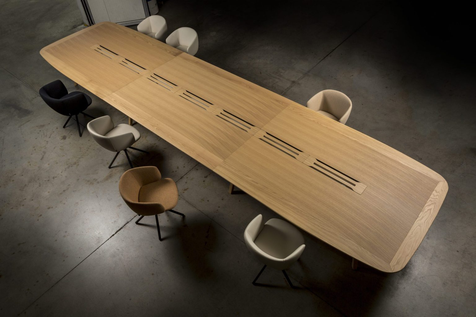 שולחנות לחדרי ישיבות מעוצבים ובטכנולוגיה מתקדמת | וקסמן ריהוט משרדי