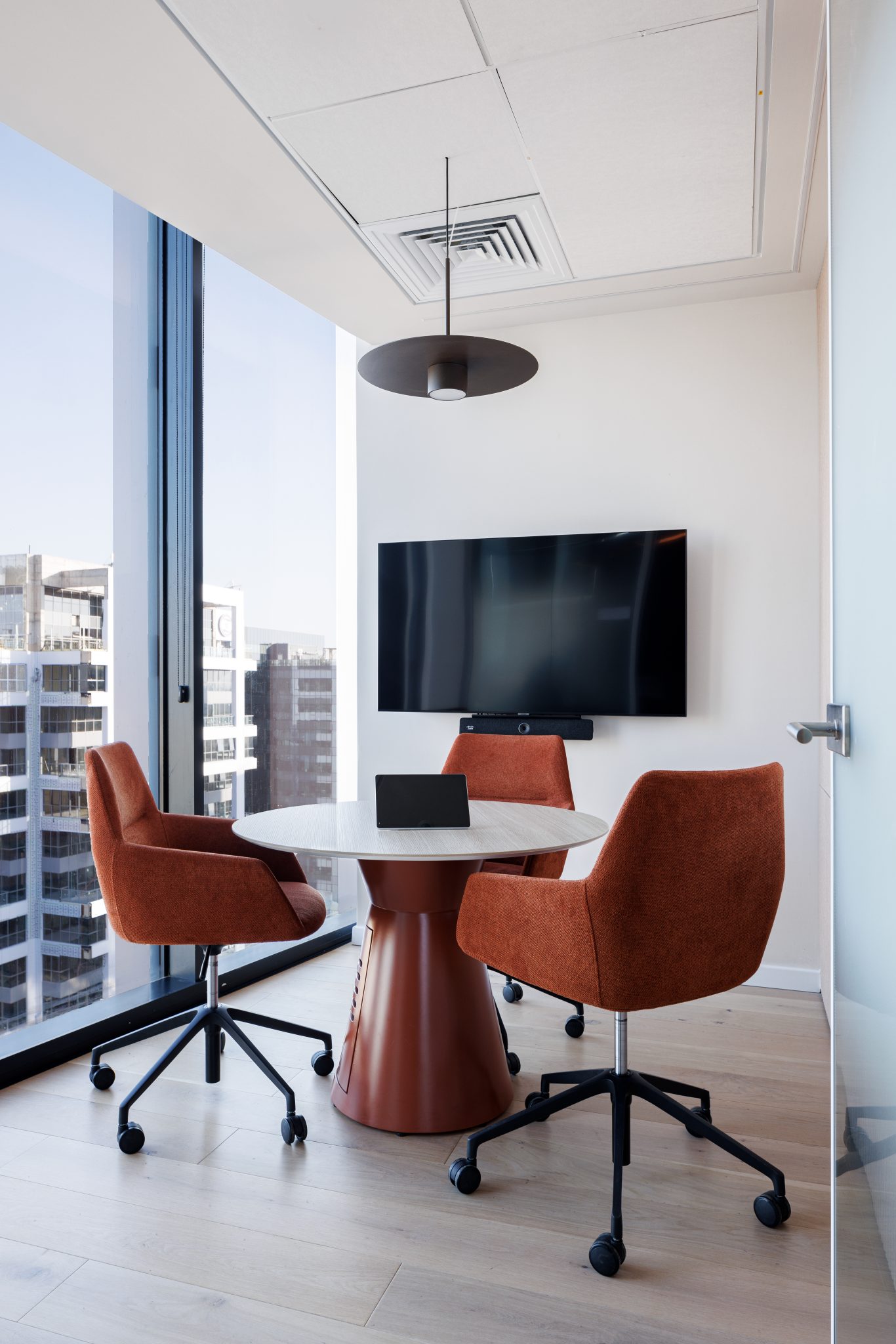 כסא לחדר ישיבות, דגם SPIKE | וקסמן ריהוט משרדי